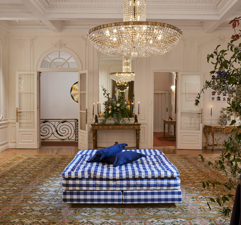 Hästens celebra el 45 aniversario de su icónico patrón Blue Check ...